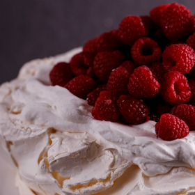 Pavlova with fresh raspberries & cream | Woolworths.co.za