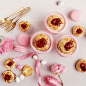 Raspberry-stuffed coconut macaroons | Woolworths.co.za