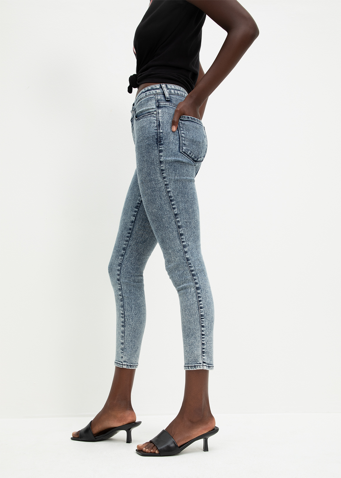 Light Acid Wash Jeans Outfit